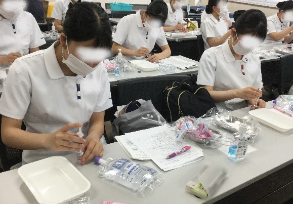 【看護学部】2年生が「医療支援技術論Ⅱ」で、点滴静脈内注射と点滴中の患者さんの寝衣交換を学びました ニュース 看護学部 学部・短大